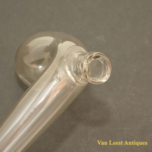 A glass retort, 18th century.